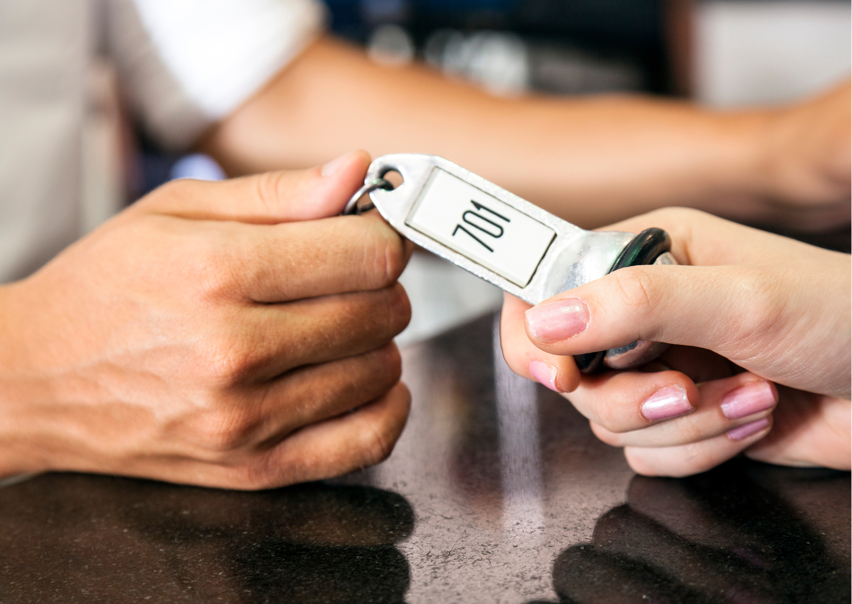 Check in vs. Check-in 意味との違い